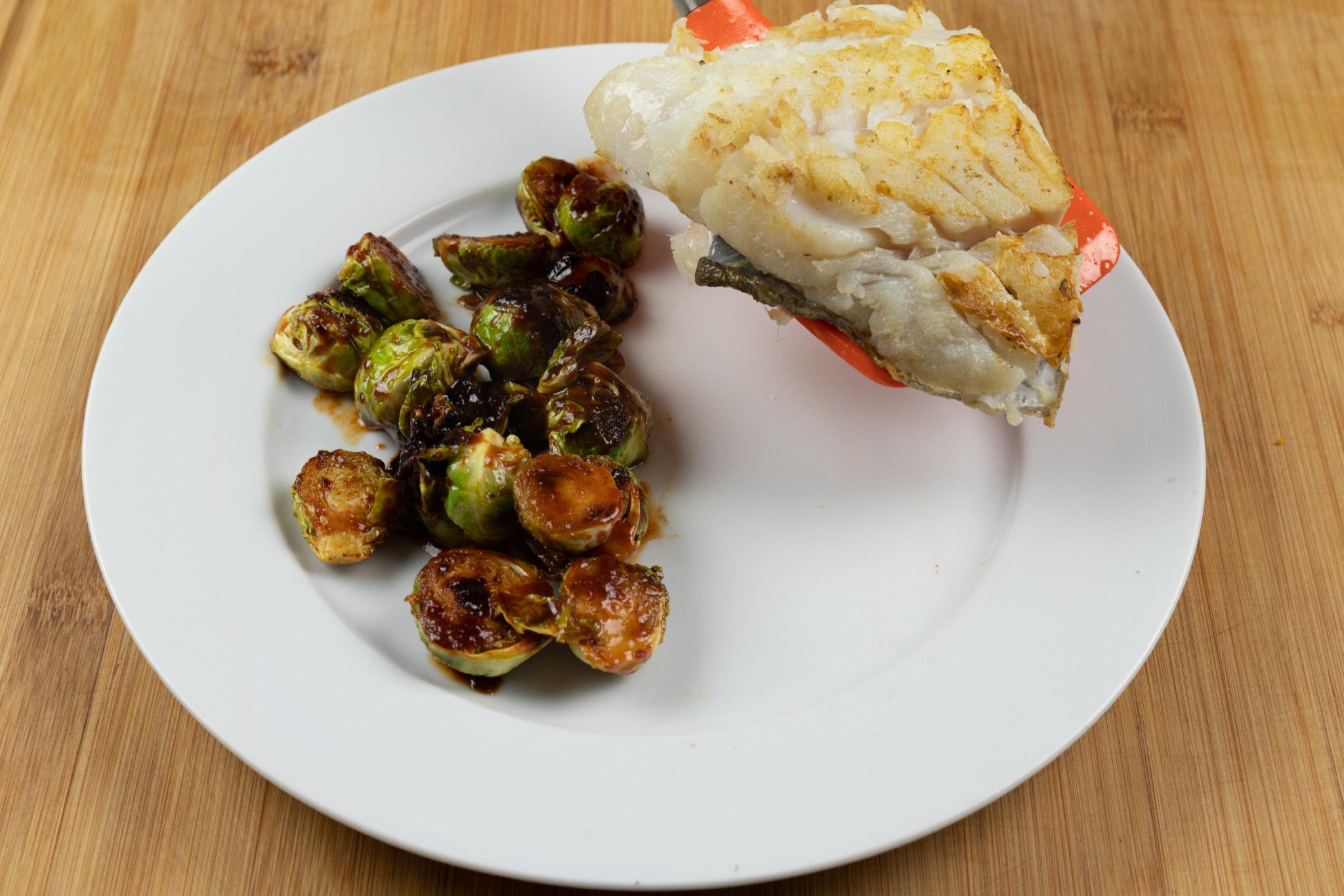 Perca con coles de bruselas y kimchi - Foodinthebox